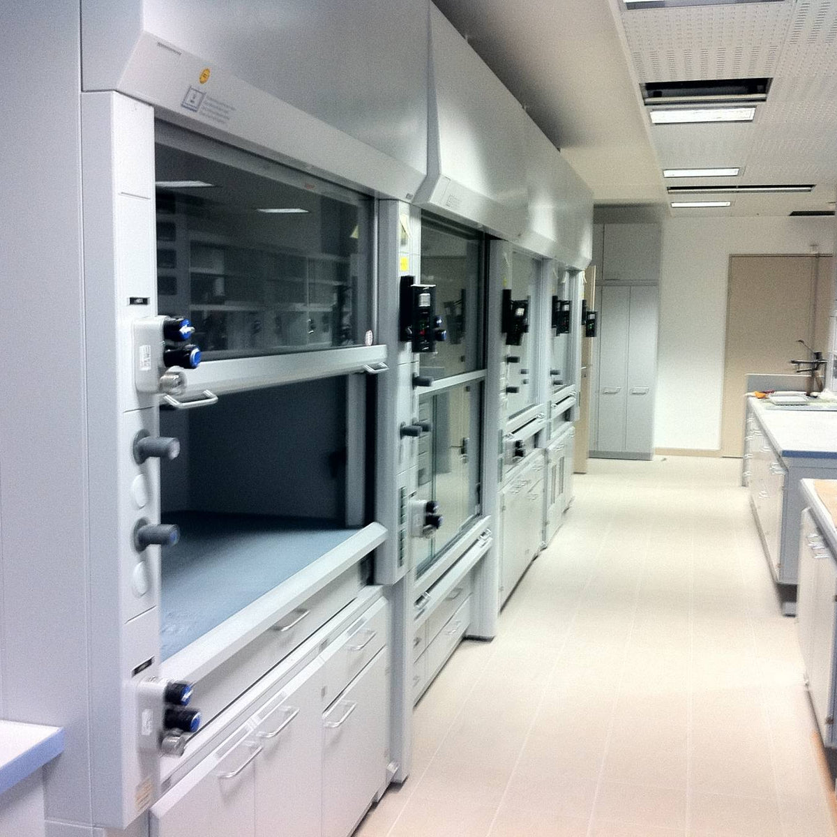 Ventilation systems for laboratory fume hoods – SEAT Ventilation
